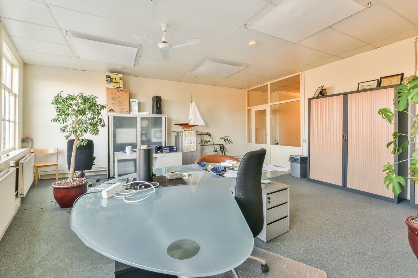 5 Low Budget Office Interior Design Ideas - Dezinespace